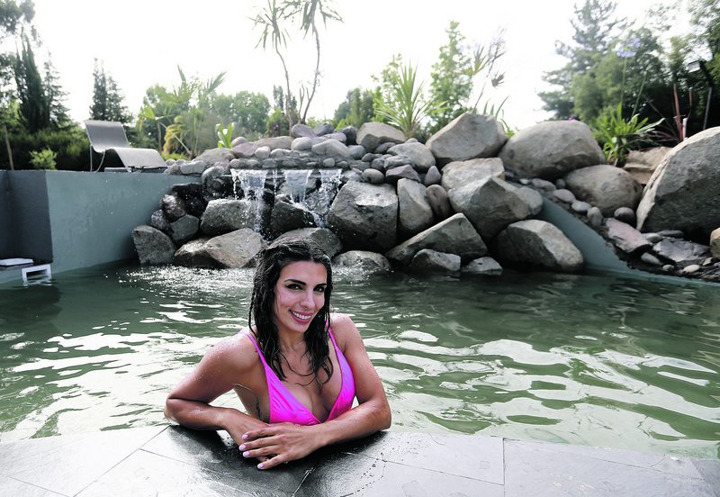 Jocelyn Medina cumplió su sueño de verano: un mega jacuzzi con cascada - www.lun.com